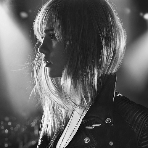 H Suki Waterhouse είναι το πρόσωπο του νέου αρώματος της Burberry ...