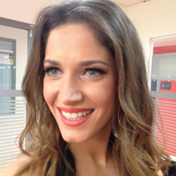 Και στα δικά μας: Δείτε την Μαρία Αντιμισάρη να κάνει πρόβα νυφικού ...