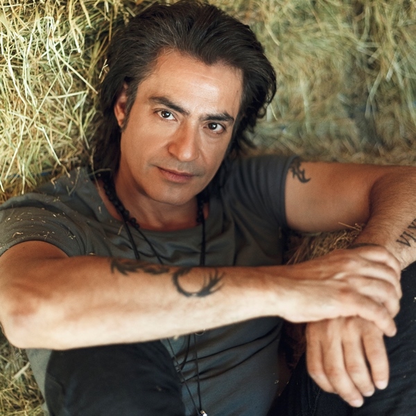 Διονύσης Σχοινάς: Δείτε τον να τραγουδάει με τον γιο του το κομμάτι που ...