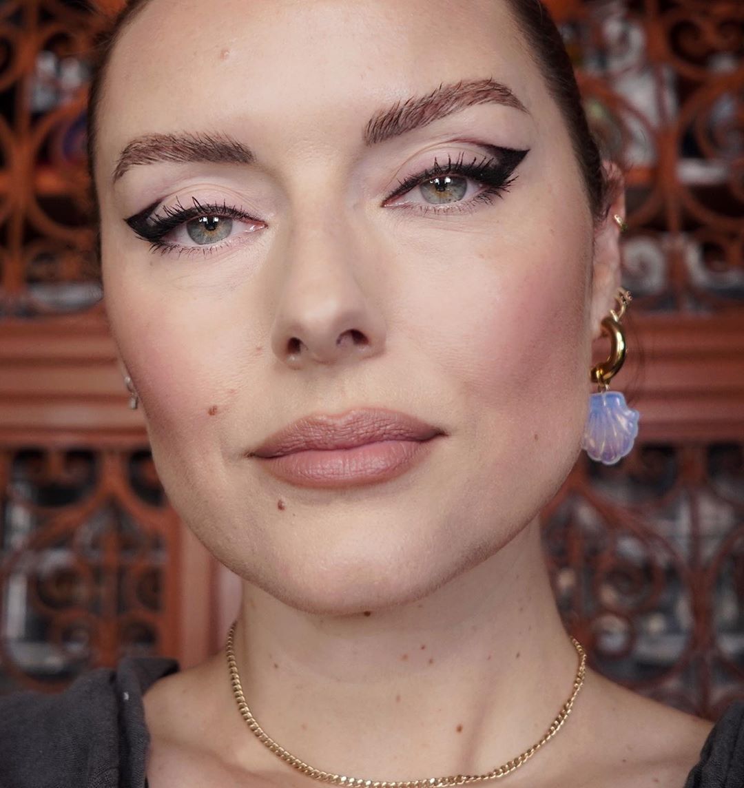 Hooded Eyes Cat eye Look 