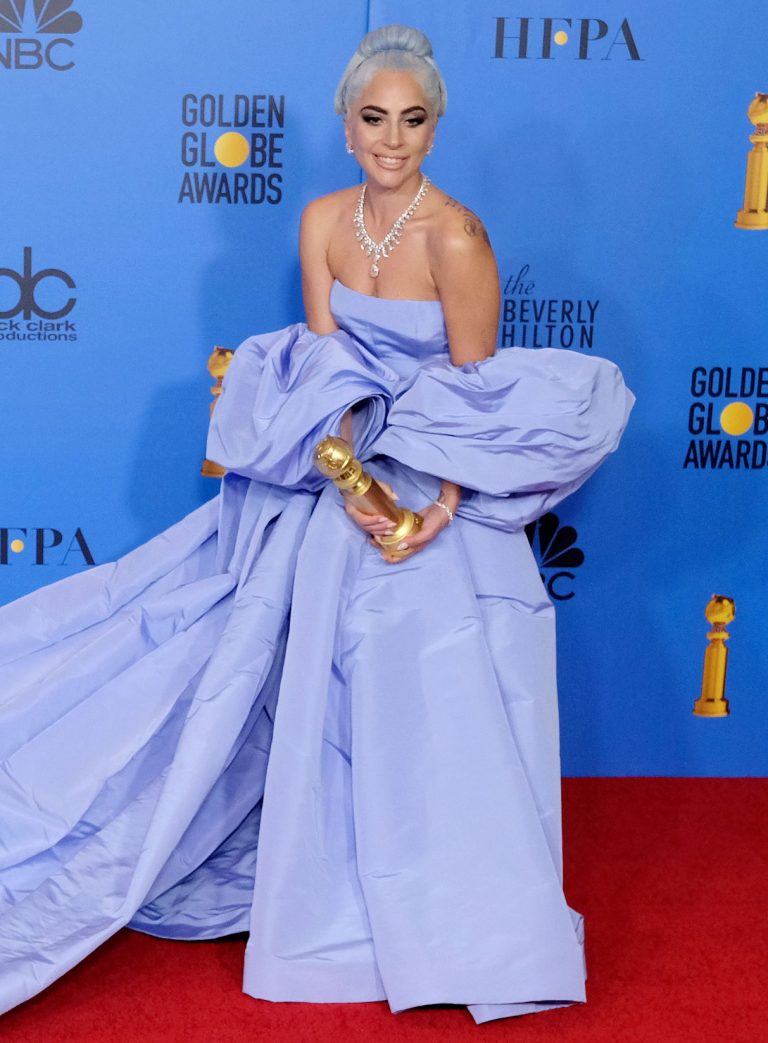 Lady Gaga: Ποιος ήταν ο μυστηριώδης συνοδός που φιλούσε παθιασμένα την ...