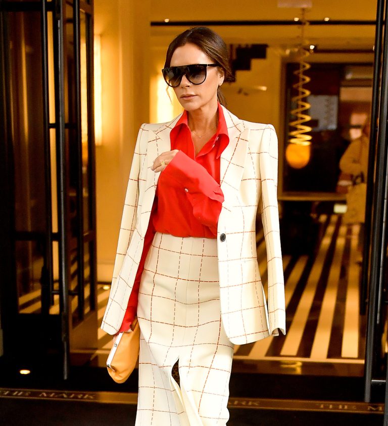 Η Victoria Beckham παραδίδει μαθήματα styling με το mix & match σύνολο ...