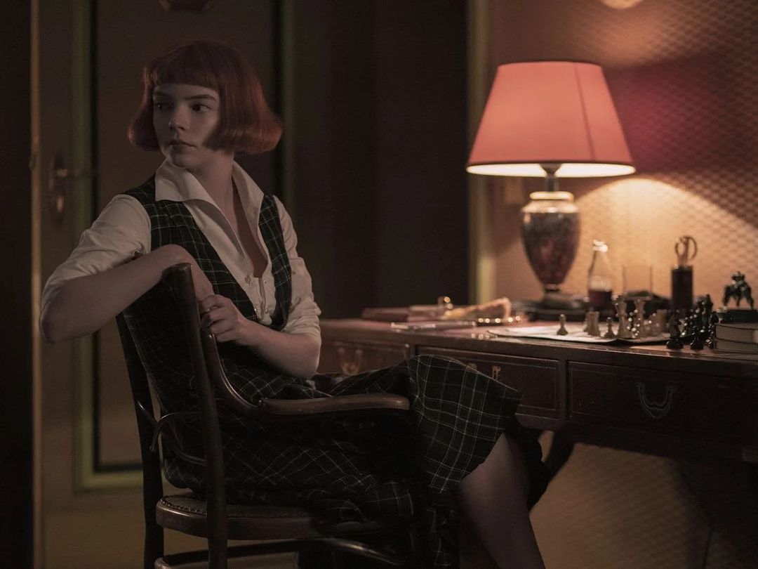 Elizabeth Harmon: Η πρωταγωνίστρια της σειράς The Queen’s Gambit φοράει ...