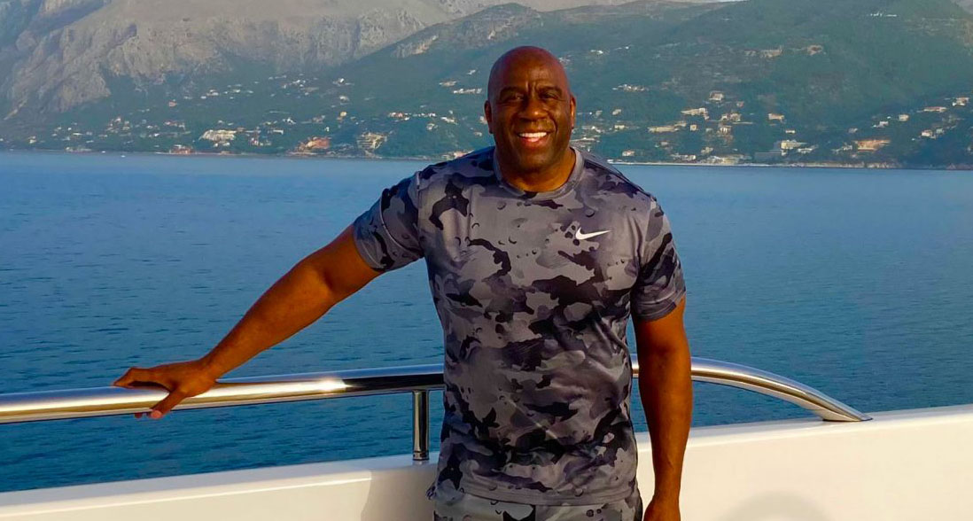 Magic Johnson: O θρύλος του NBA απολαμβάνει τις διακοπές του στη Μύκονο ...
