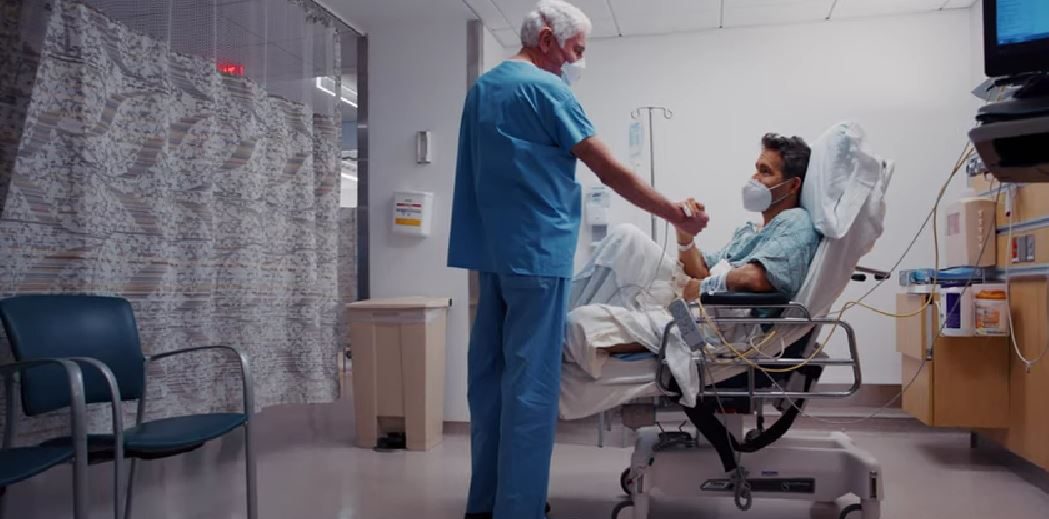 Ryan Reynolds: Υπεβλήθη σε κολονοσκόπηση και μετέδωσε τη διαδικασία ...