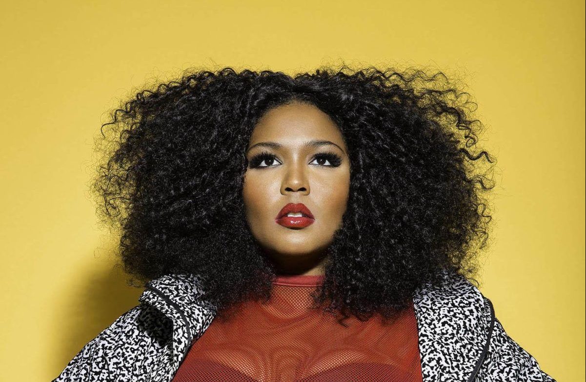 Lizzo: Συνεχίζει την περιοδεία της με εντυπωσιακές εμφανίσεις - InStyle