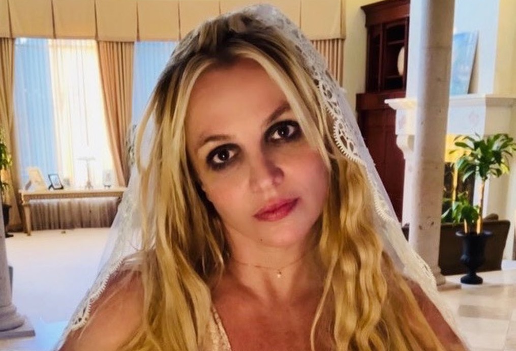 Britney Spears: Ποζάρει μόνο με τα εσώρουχά της σε αλλόκοτο βίντεο