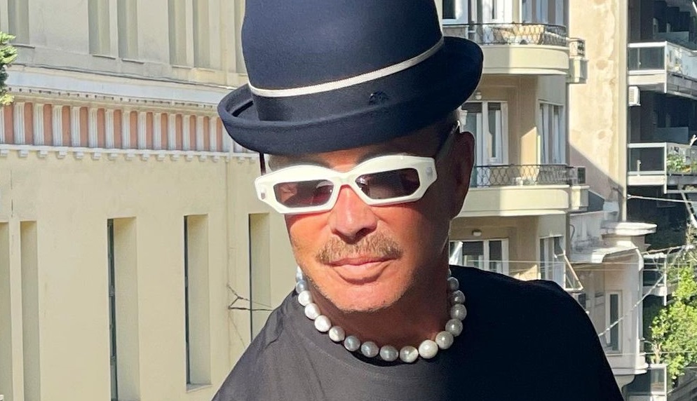 Λάκης Γαβαλάς: Ποζάρει ολόγυμνος σε καθρέφτη και θέλει να βγει στον ...