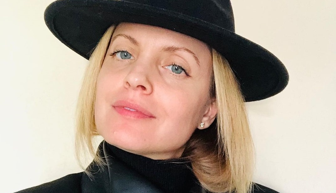 Mena Suvari: Δίνει μάχη με την επιλόχειο κατάθλιψη έναν χρόνο μετά τη ...