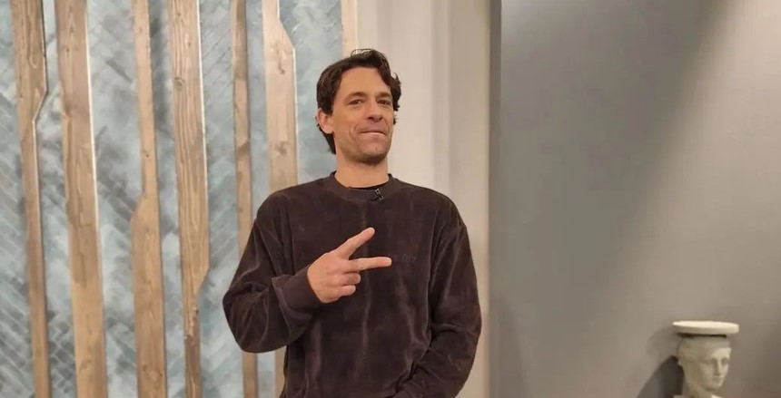 Αποστόλης Τότσικας: Αγνώριστος ο ηθοποιός - InStyle