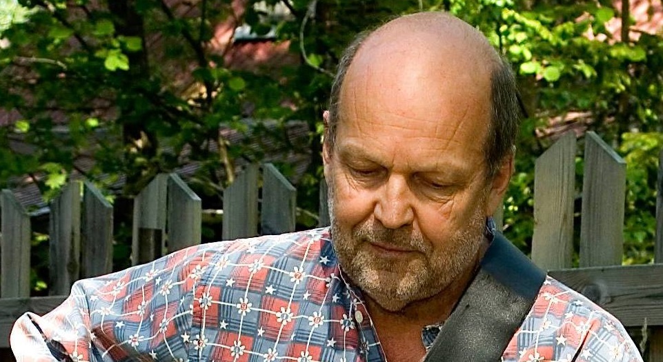 ABBA: Πέθανε ο κιθαρίστας του θρυλικού συγκροτήματος στα 70 του - InStyle