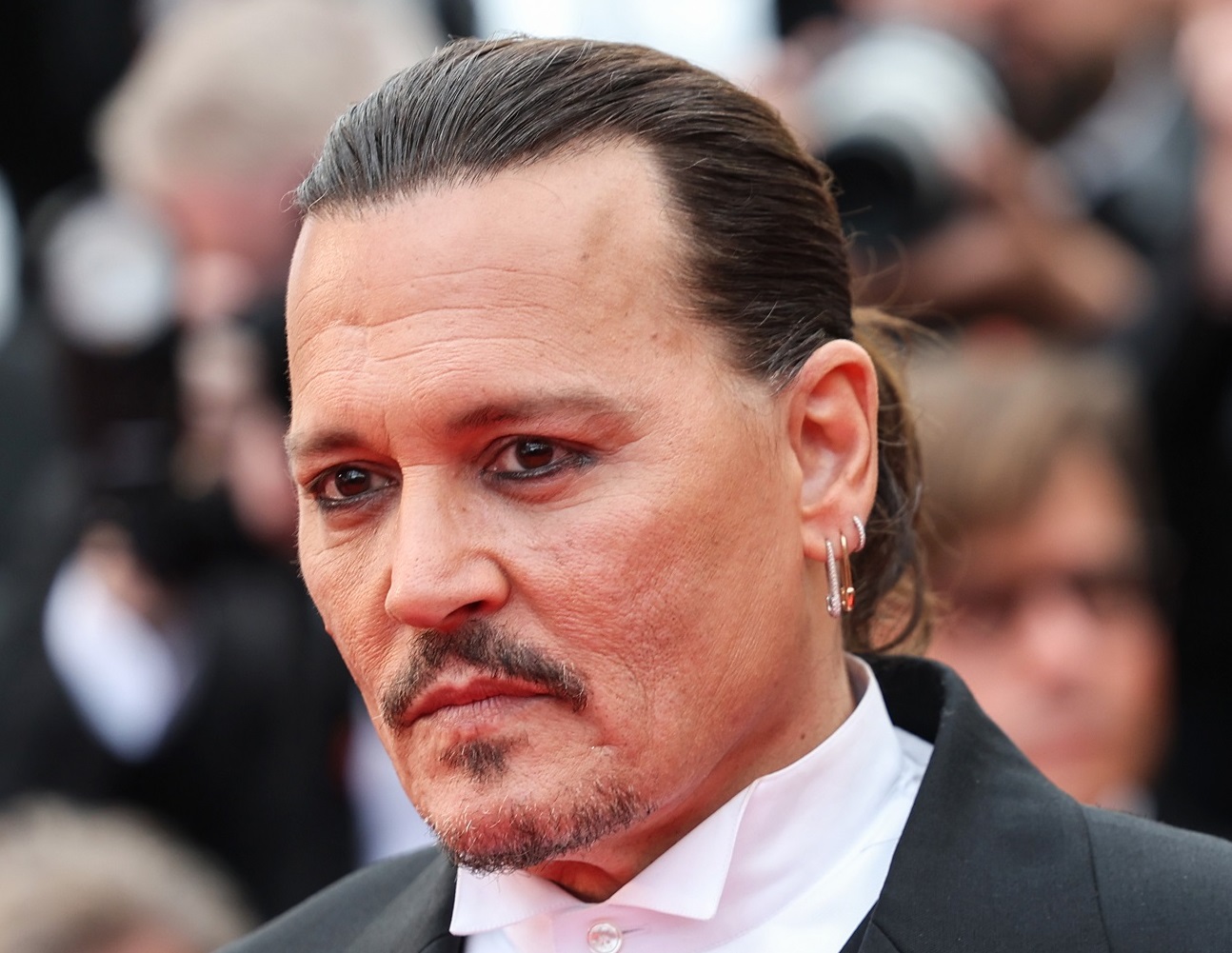 Johnny Depp: Ξετρελαίνει τις θαυμάστριές του με την εμφάνισή του στο ...
