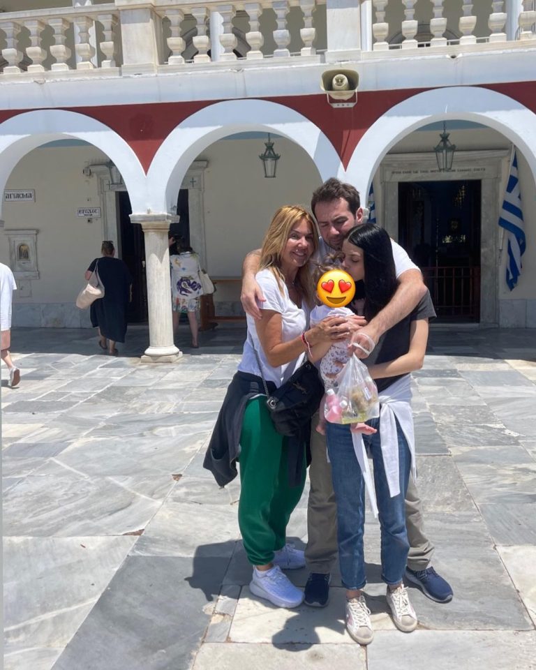 Χριστίνα Παππά: Κλείνει σήμερα τα 54 - Ποζάρει στην Παναγία της Τήνου ...