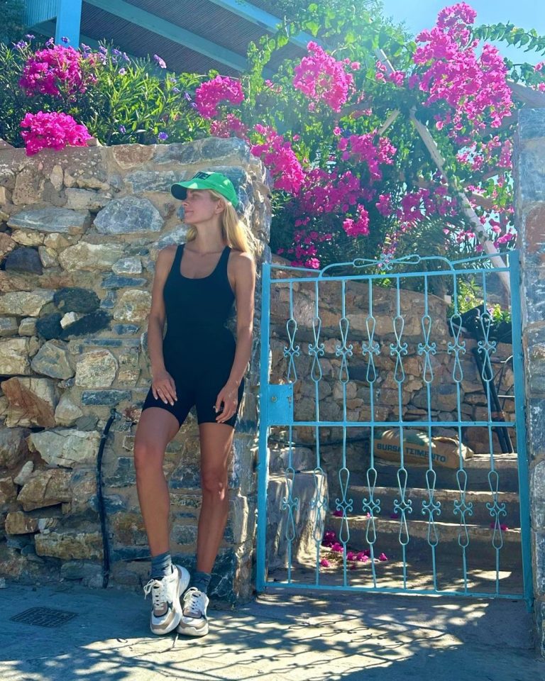 Δούκισσα Νομικού: Απλή και ανεπιτήδευτα όμορφη στη Σχοινούσα - InStyle