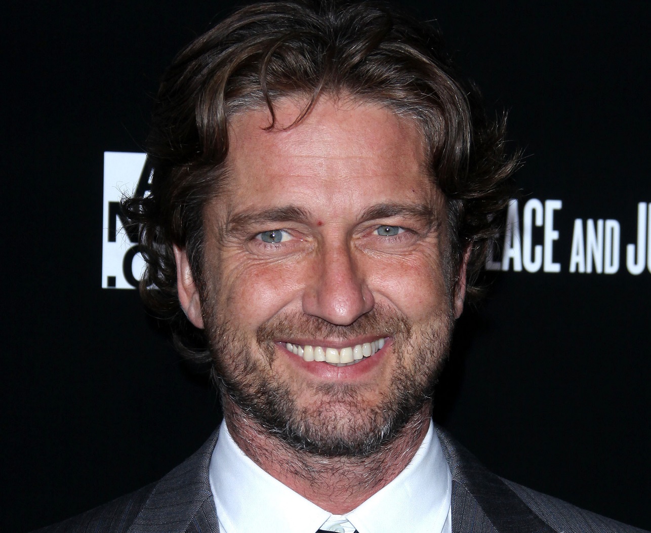 Gerard Butler: Απολαμβάνει βόλτα με ποδήλατο στη Βαρκελώνη - InStyle