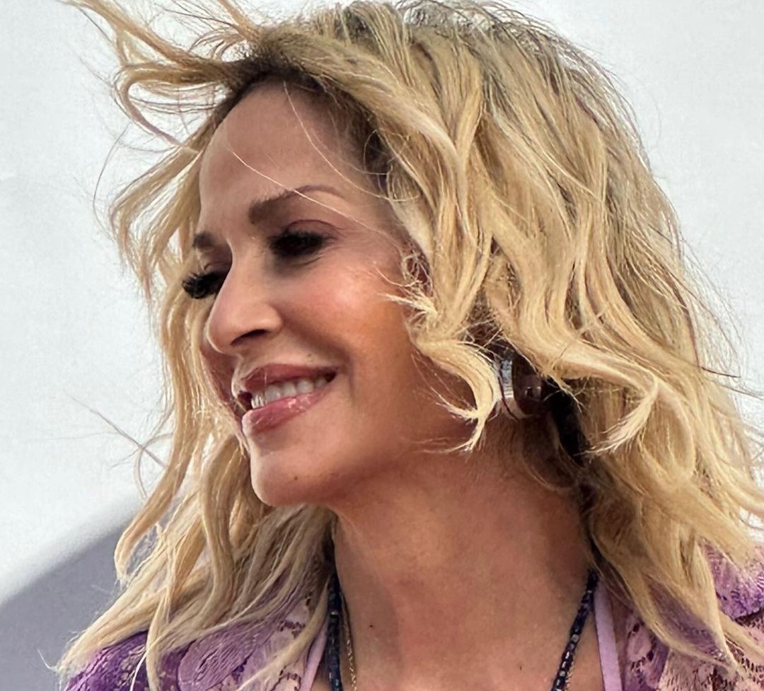 Άννα Βίσση: Η συγκινητική στιγμή σε συναυλία της - Τραγουδά στη σκηνή ...