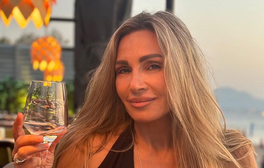 Ελένη Πετρουλάκη: Η σπάνια φωτογραφία με τις τέσσερις κούκλες κόρες της ...