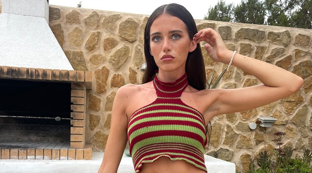 Ξεχάστε τα jorts! Τα micro shorts επιστρέφουν ακόμα πιο καυτά για τις ...