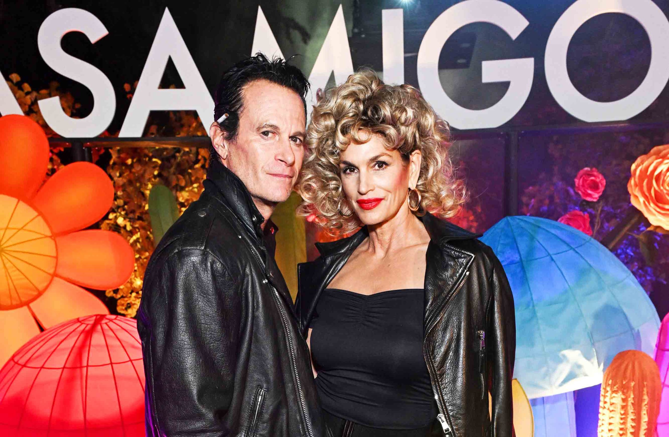 Cindy Crawford: Ντύθηκε Olivia Newton-John στο Grease για το Halloween