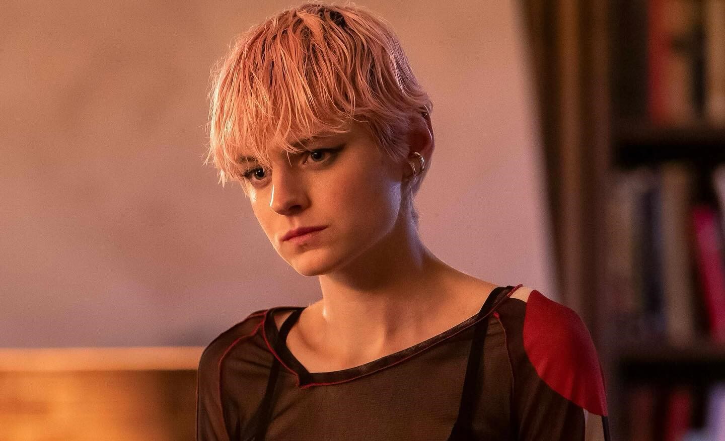 Είδα το A Murder at the End of the World και θέλω να ντύνομαι σαν χάκερ