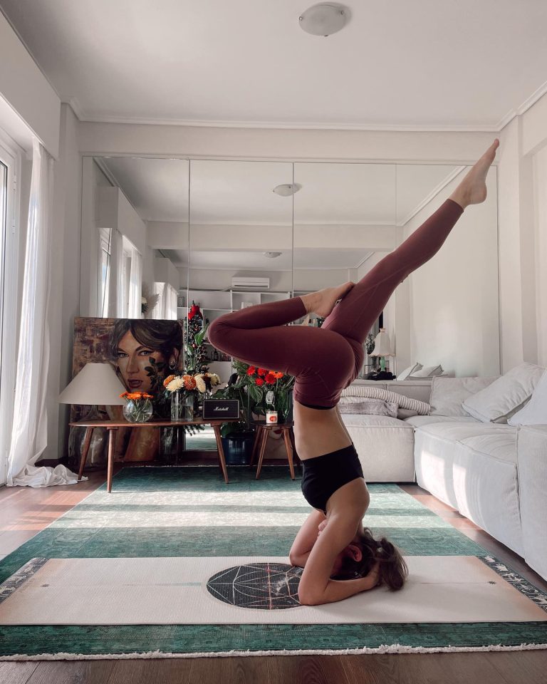 Η Κλέλια Ανδριολάτου κάνει yoga στο εντυπωσιακό σαλόνι της