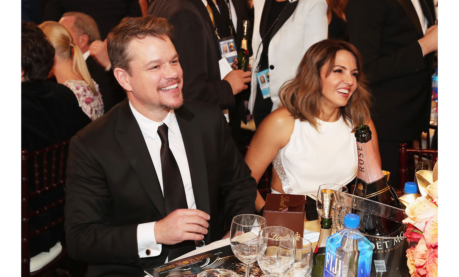 Χρυσές Σφαίρες 2024: Τα ρομαντικά μανικετόκουμπα του Matt Damon με το ...