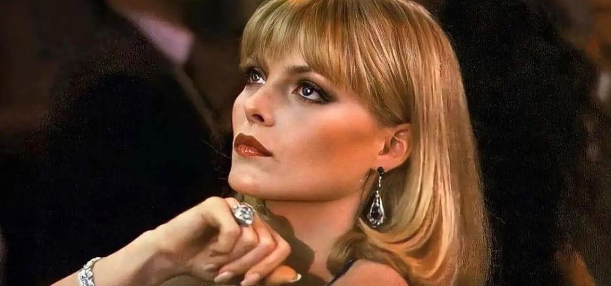 Michelle Pfeiffer: Φοράει λευκό κοστούμι και θυμίζει εποχές "Scarface"