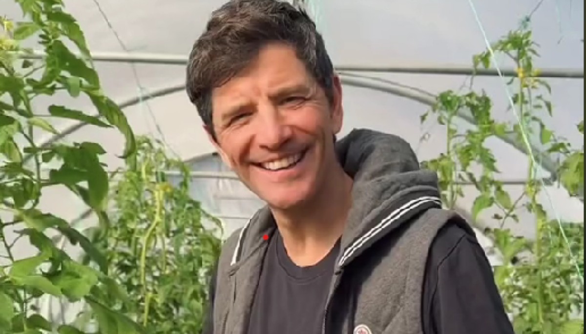 Σάκης Ρουβάς: Το χιουμοριστικό βίντεο από δωμάτιο ξενοδοχείου