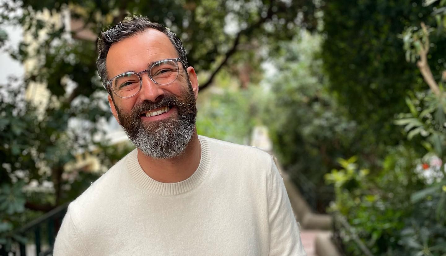 Άγγελος Μπράτης: «Ο κόσμος με σέβεται γι' αυτό που είμαι» - InStyle