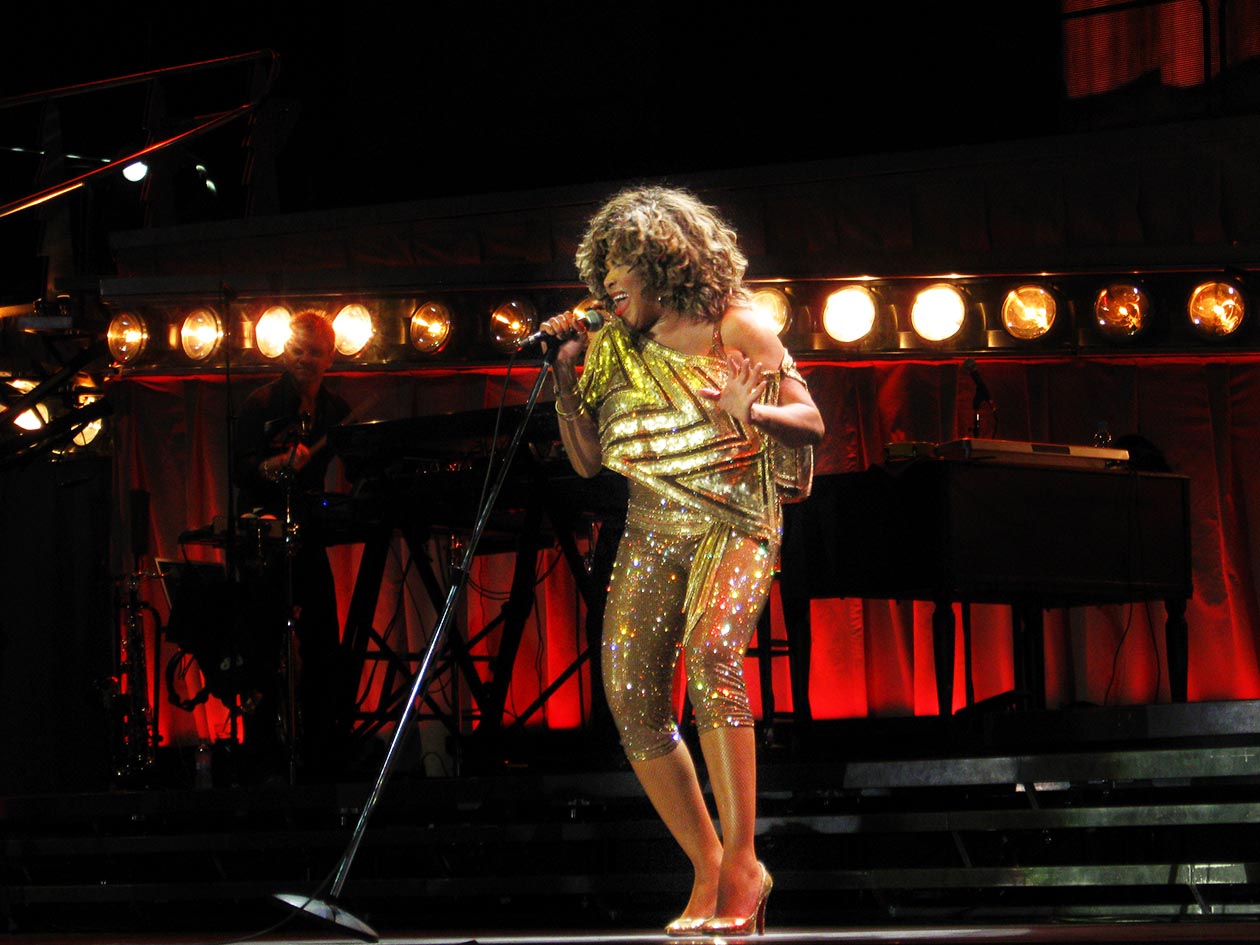 Έξαλλοι οι θαυμαστές της Tina Turner με το άσχημο άγαλμά της