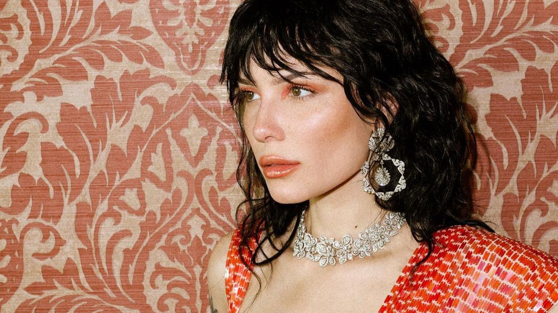 Halsey: Μιλά στους θαυμαστές της για τη μάχη της για την ενδομητρίωση