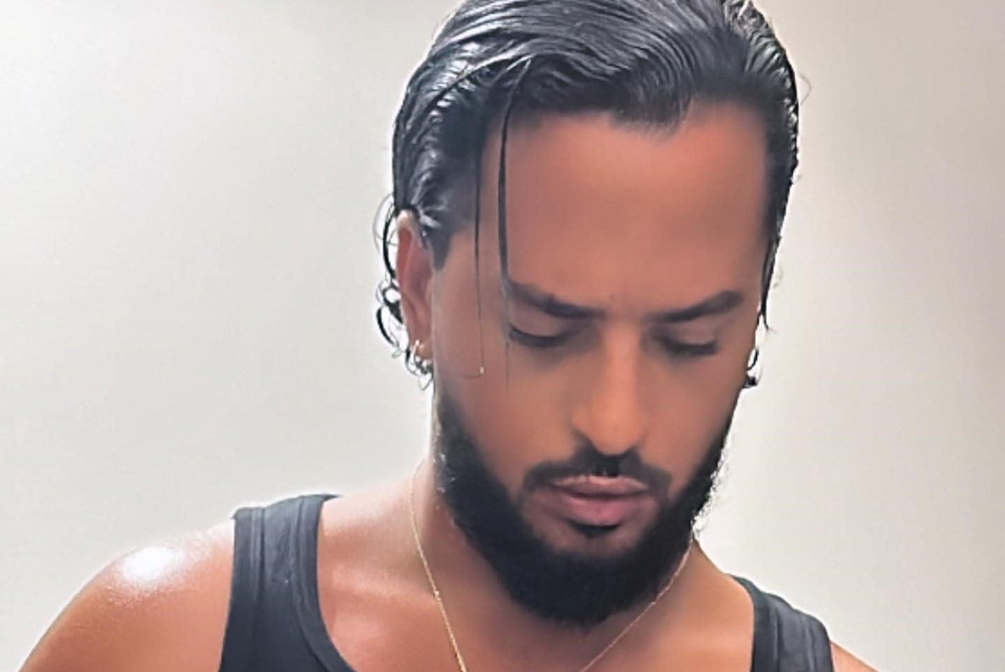 Ο Slimane στέλνει μήνυμα ειρήνης με το πιο μελωδικό τραγούδι