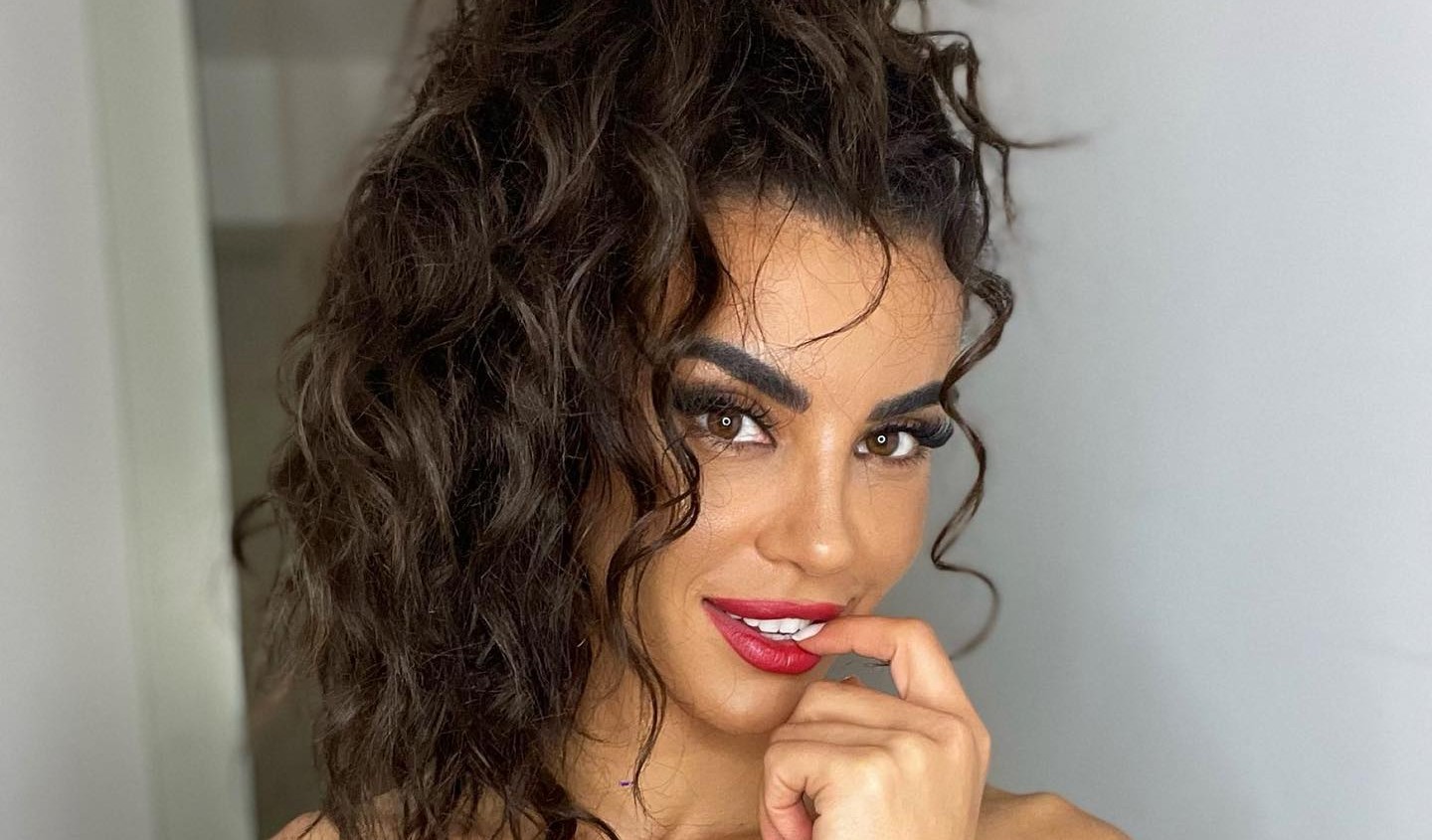 Ειρήνη Παπαδοπούλου: Ποζάρει με λευκό μπικίνι και εντυπωσιάζει με το ...