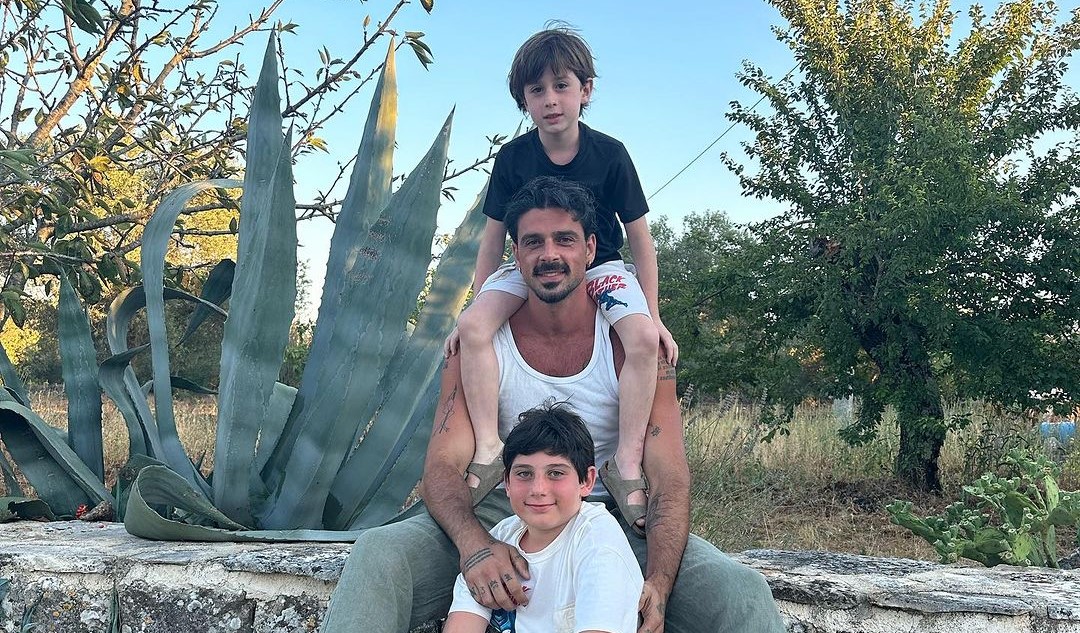 Michele Morrone: Παραδίδει μαθήματα μουσικής στον γιο του - Ο Brando ...