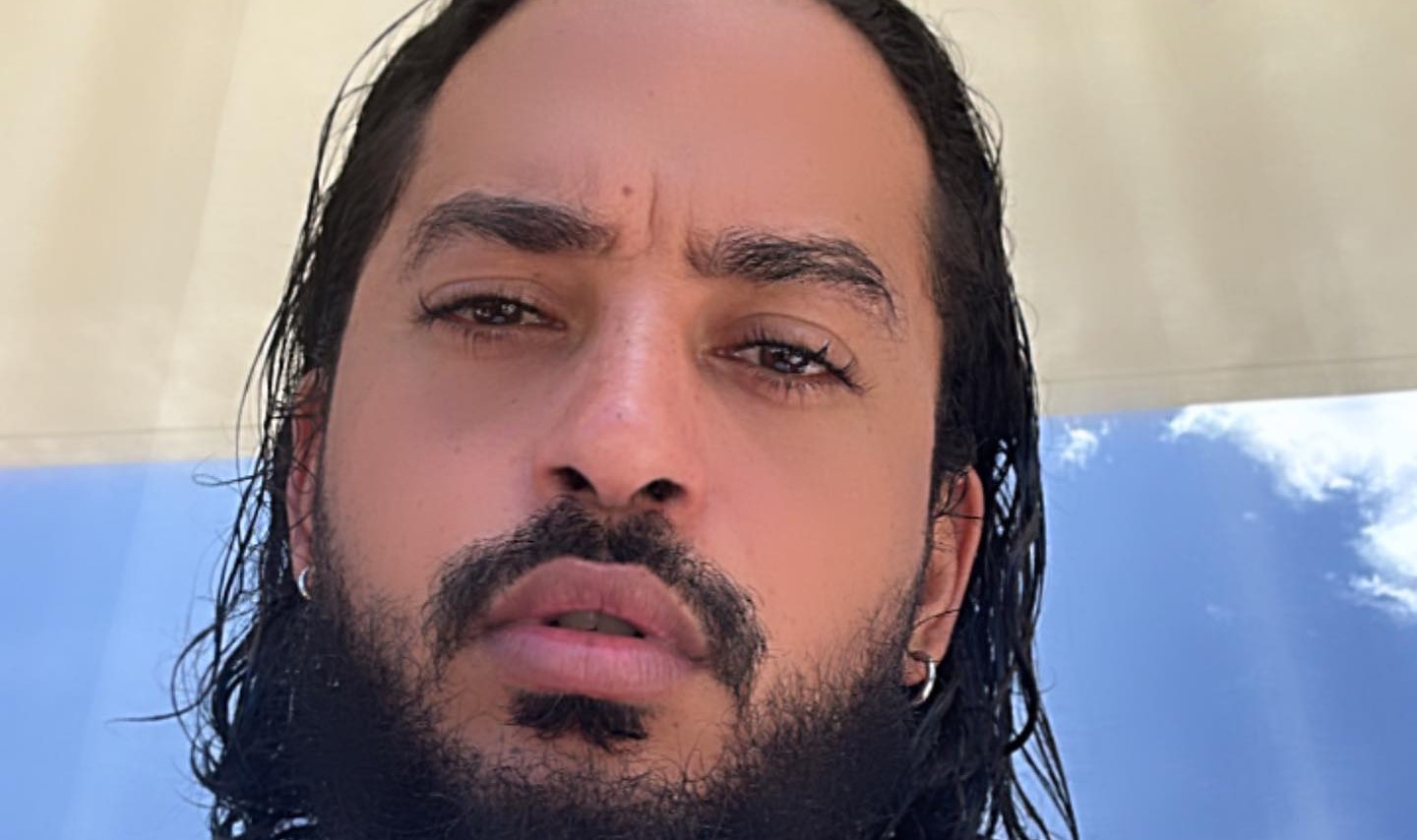 Στη Μύκονο ο Slimane - Οι βόλτες με φούστα στο νησί