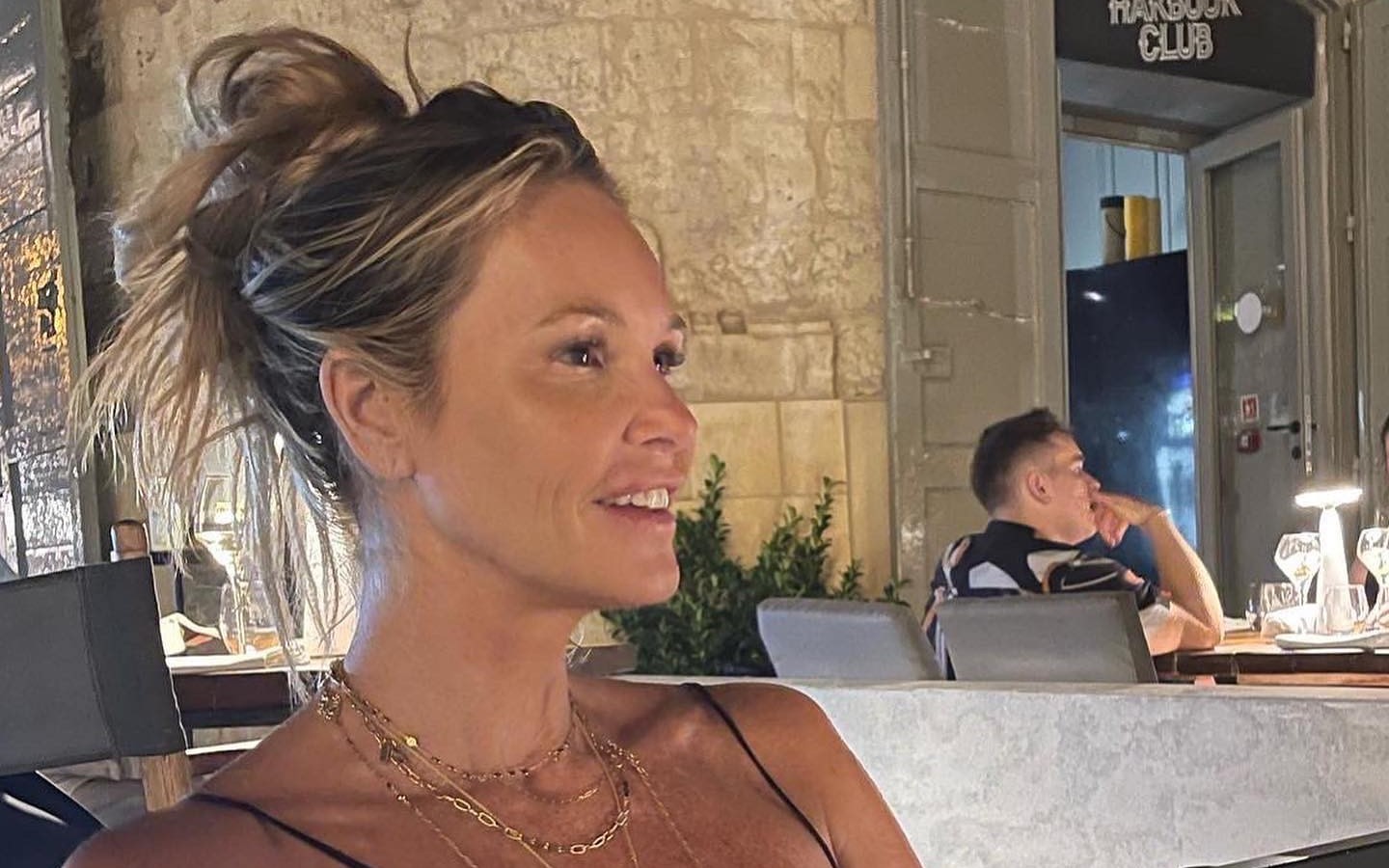 Elle Macpherson: Αποκαλύπτει τα μυστικά ομορφιάς της στα 60 της
