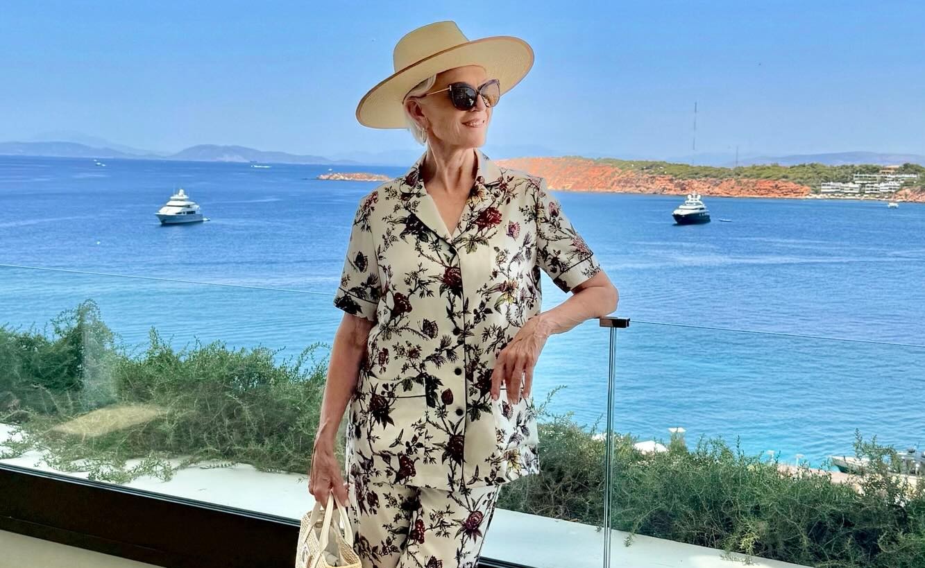Maye Musk: Απολαμβάνει τις διακοπές της στην Ίο η μητέρα του Elon Musk