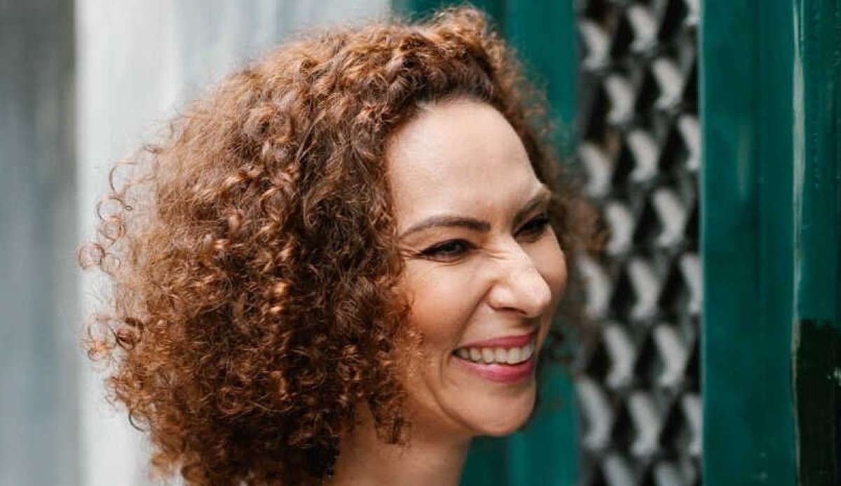 Η Δώρα Χρυσικού δείχνει την τομή της - «Αν δεν μπορείς να βλέπεις...»