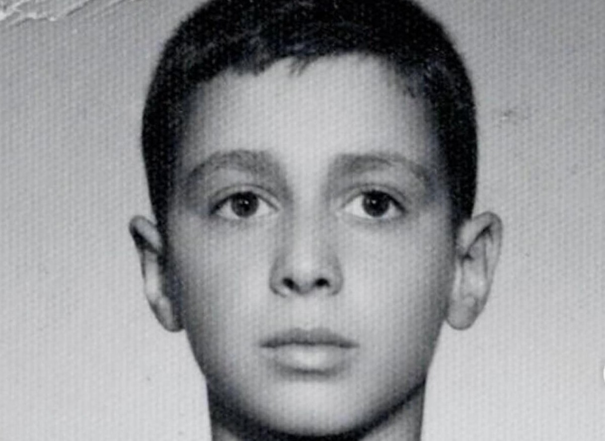 Ποιος διάσημος Έλληνας σχεδιαστής μόδας είναι το αγόρι της φωτογραφίας;