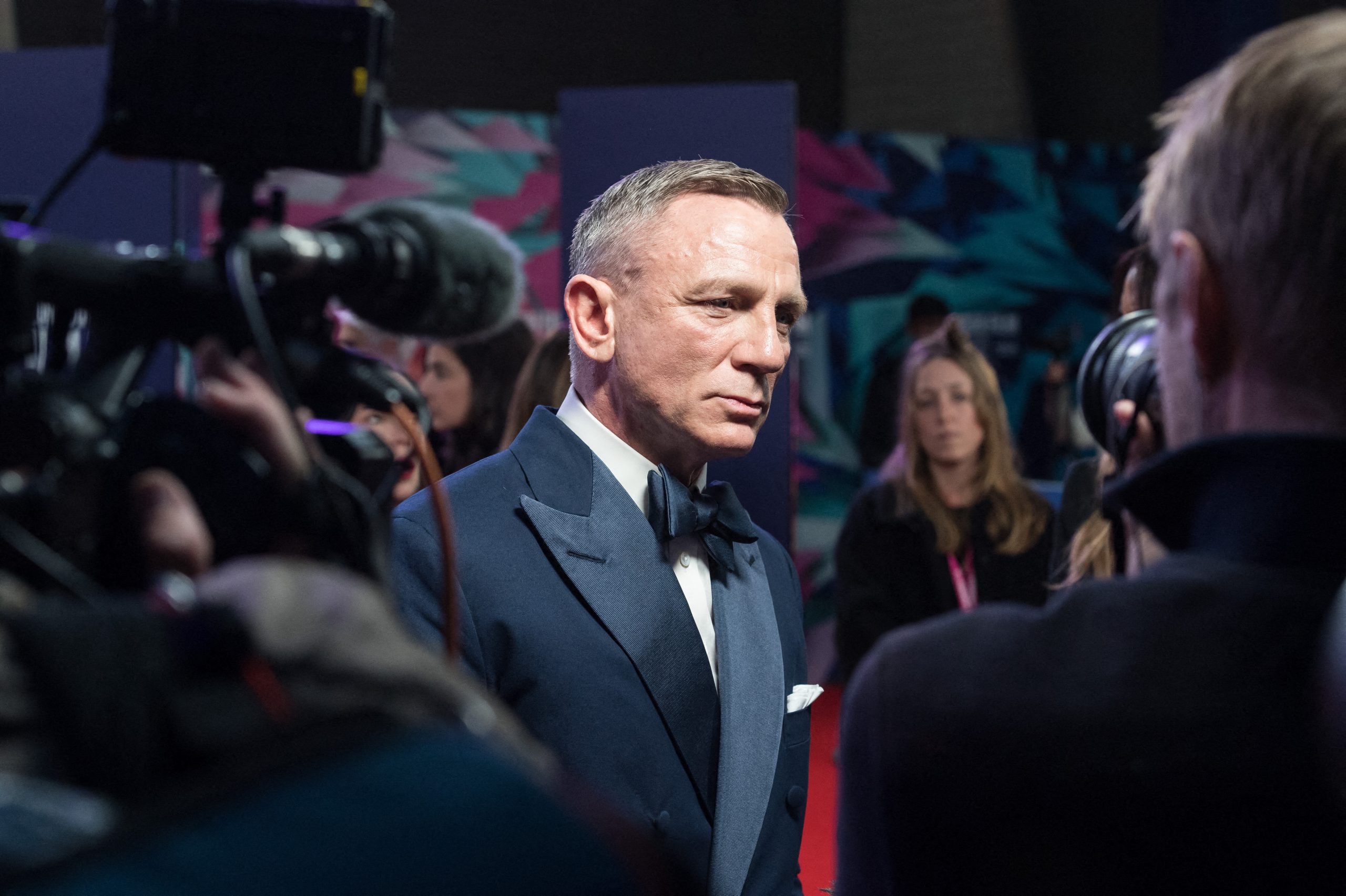 Daniel Craig: Όλα τα βλέμματα πάνω του με τη... φανταχτερή εμφάνισή του ...