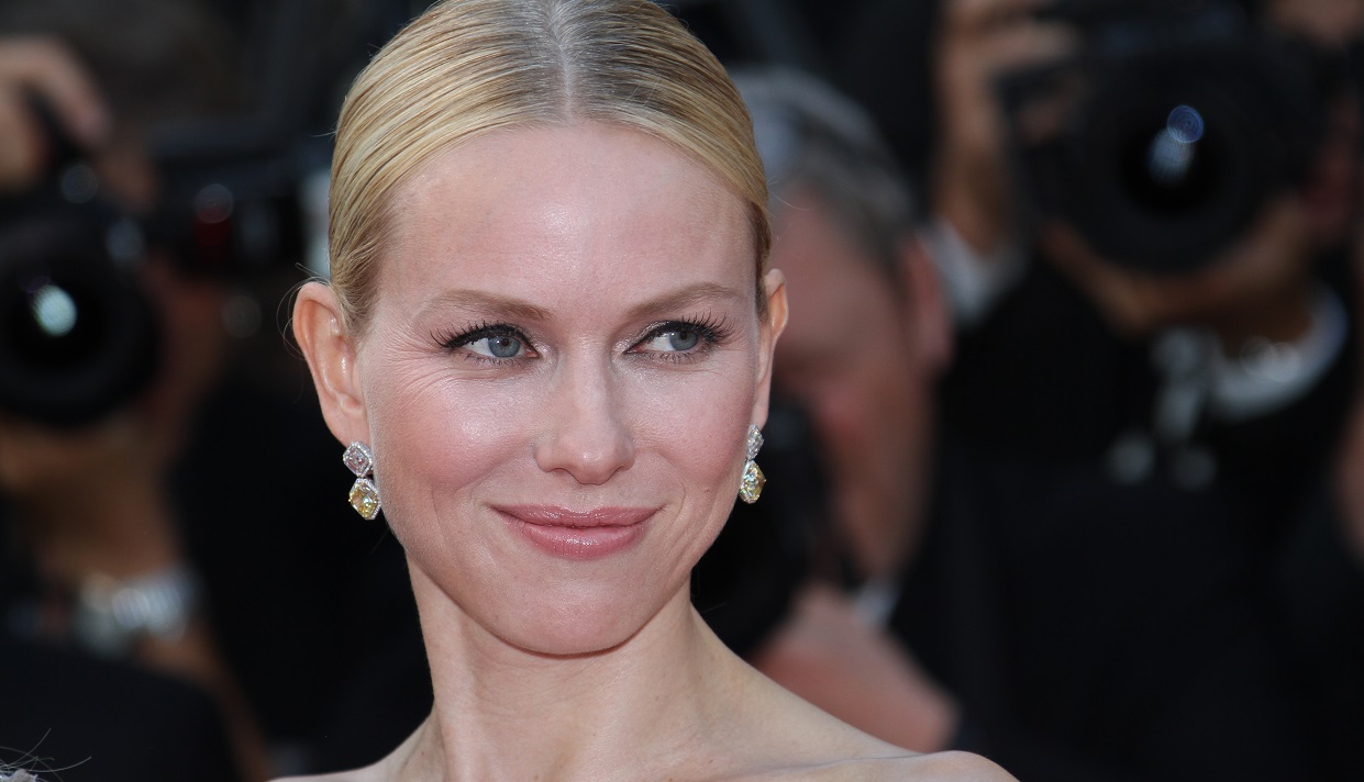 Naomi Watts: Ο καλύτερος συνοδός ο 17χρονος γιος της - Εντυπωσιάζουν ...