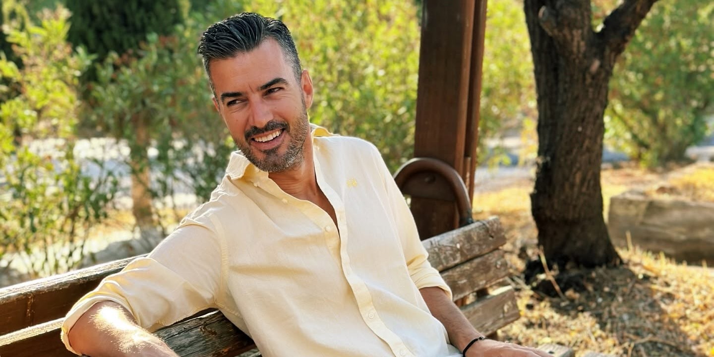 Ο Γιάννης Τσιμιτσέλης ακύρωσε τις παραστάσεις του στο θέατρο