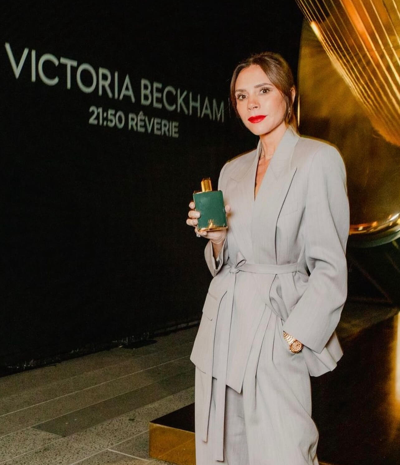 Victoria Beckham: Μάς δείχνει πώς θα φορέσουμε κομψά το brat πράσινο