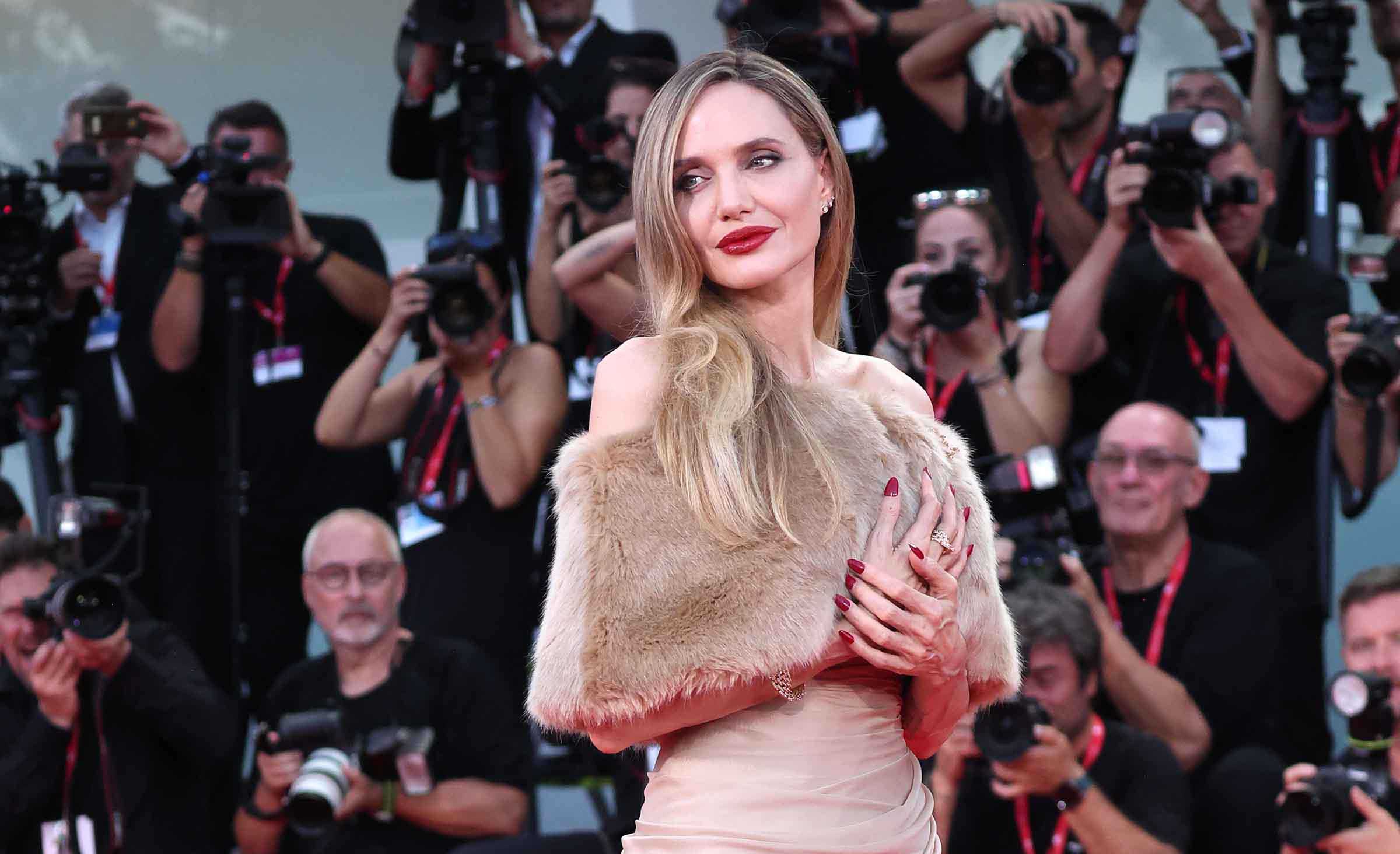 Η Angelina Jolie μόλις φόρεσε το πιο υπέροχο φόρεμα για τα Χριστούγεννα