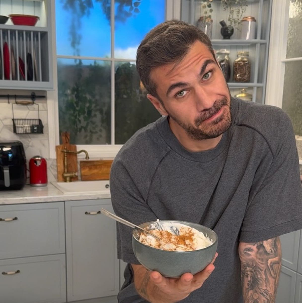 Ο Άκης Πετρετζίκης αγκαλιά με την κόρη του στα γυρίσματα