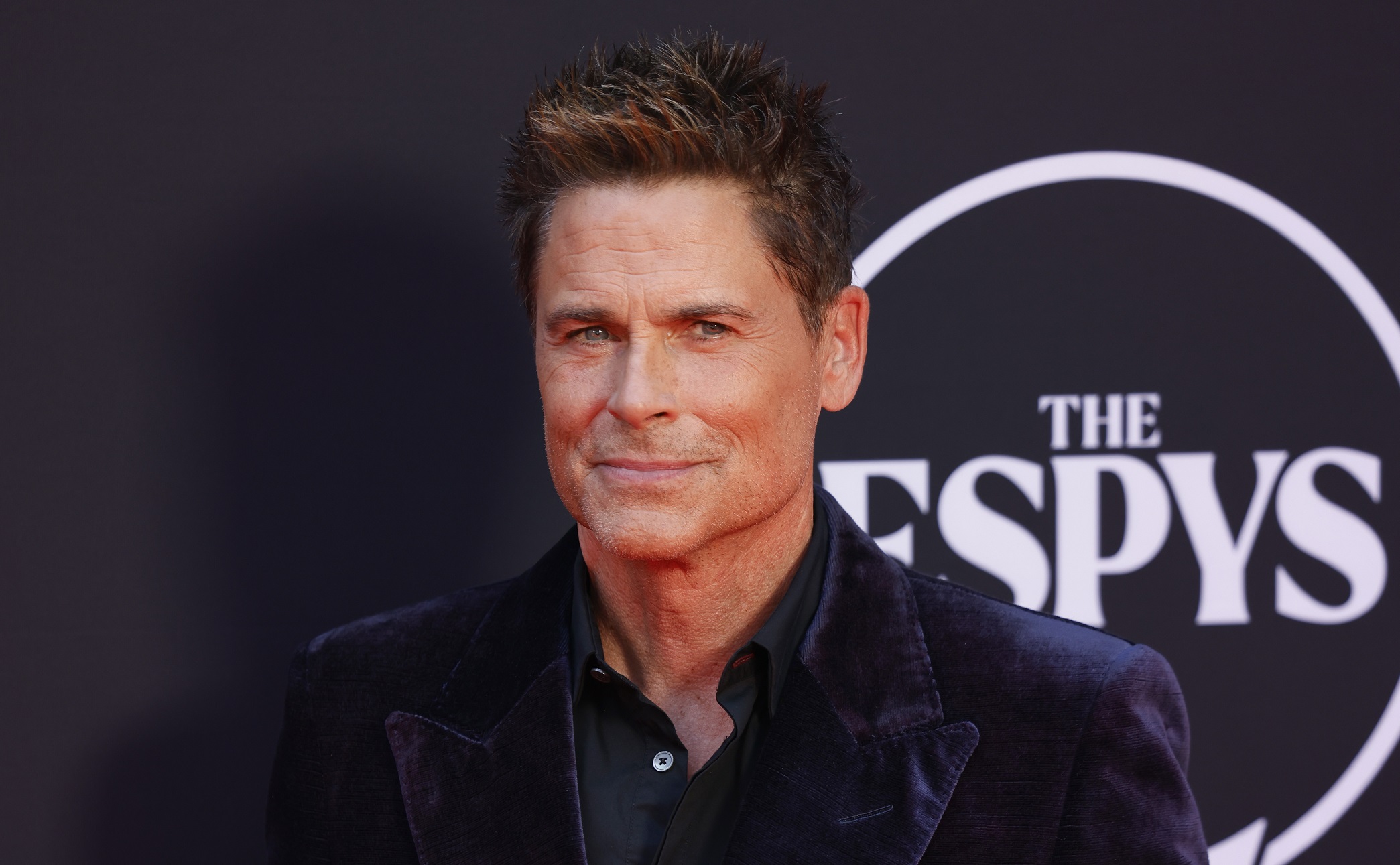 Rob Lowe: Πετά το μπλουζάκι στα 61 του και εντυπωσιάζει με την αγέραστη ...