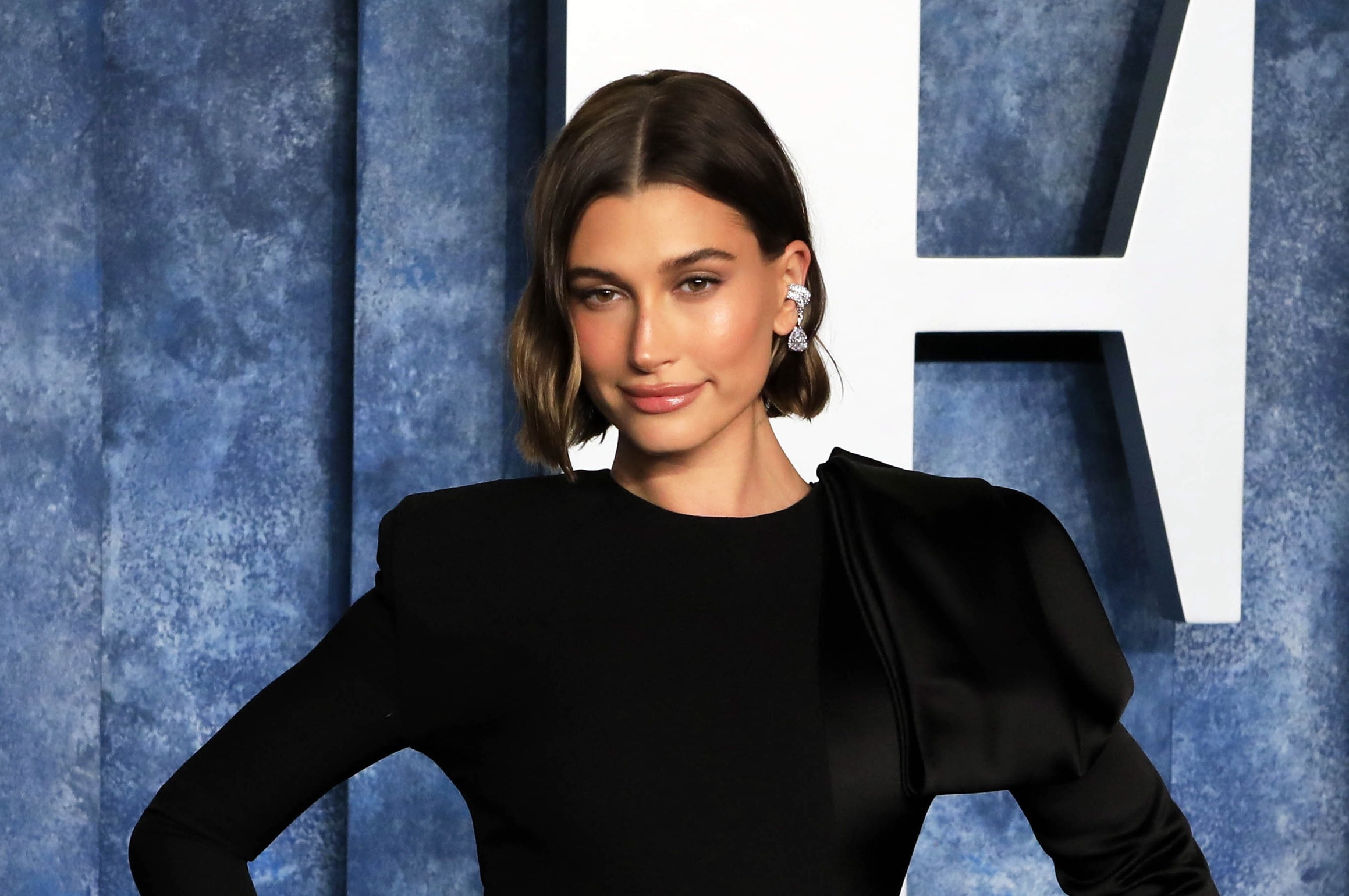 Hailey Bieber: Αντιγράφει τη Gisele Bündchen και σαγηνεύει