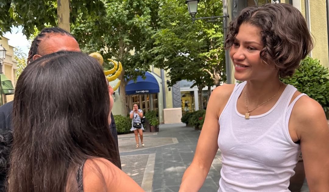 Η Zendaya αποκαλύπτει: Το λευκό φανελάκι είναι το νέο must-have