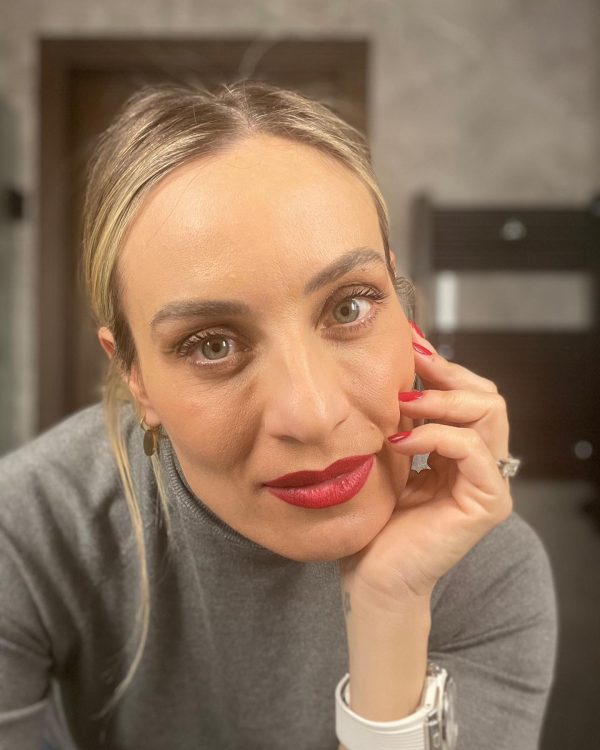 Josephine: Οι πόζες χωρίς σουτιέν σε μπαλκόνι στη Νέα Υόρκη