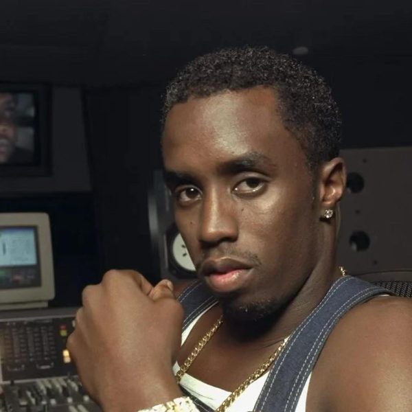 Shakira: Σφουγγαρίζει το πάτωμα φορώντας 12ποντα και τραγουδά "ίσως ...